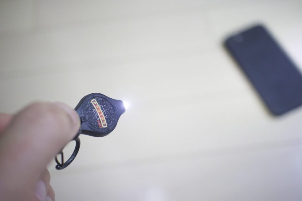 登山で頼れる小型ライト「PHOTON microlight II PRO」をレビュー！超軽量実測9gでどこにでも装着OK！ | HiKER H